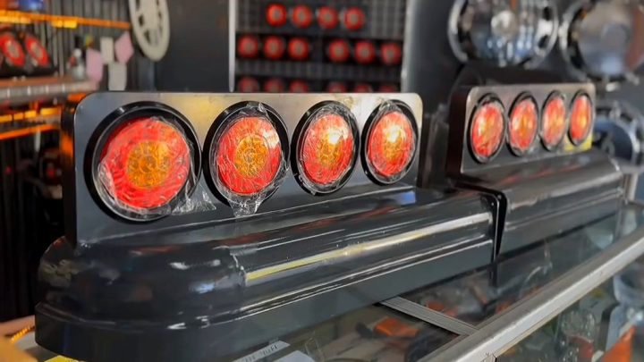 Sebelah Lampu Led Stop Lamp Truck 12volt - 24volt Model 402 / 302 Merah ...