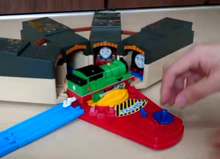 ฐานหมุนรถไฟ สำหรับเล่นกับรถไฟโทมี่ Tomy Plarail ของแท้ มือสอง คุณภาพดี ...