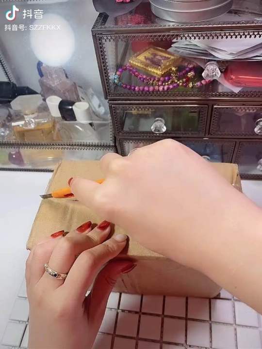 Roye 若也轻盈水润亮泽蓬松发膜 Volume Hair Mask 复活草滋养发膜水润赋活丰盈蓬松柔补水顺滑养护发素改善毛躁干枯 plump ...