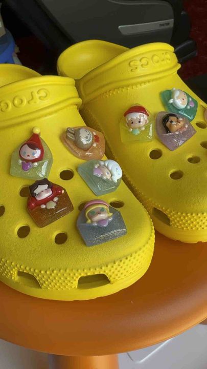 Jibbitz ตัวติดรองเท้าCrocs แบบมีรู ชุด ” Popmart กับ Labubu “ ไม่รวม ...