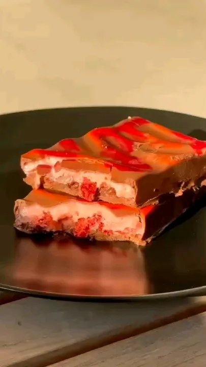 Choco fix : Strawberry Ganache chocolate bar - Dubai Chocolate 240g ...