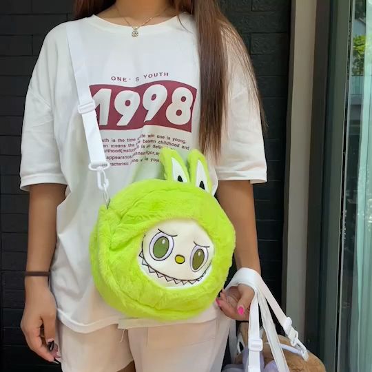 LABUBU กระเป๋าสะพายข้าง น่ารัก ขนปุย ขนาด 10 นิ้ว ( 25 CM ) | Lazada.co.th