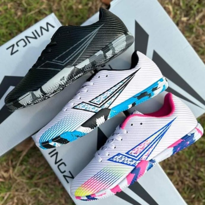 (WINGZลิขสิทธิ์💯)ไซส์ 33-45 รองเท้าฟุตซอล หนังอัดลอน พื้นลายคาโม่ เดินด้ายเย็บหัว ไซส์เด็ก ...