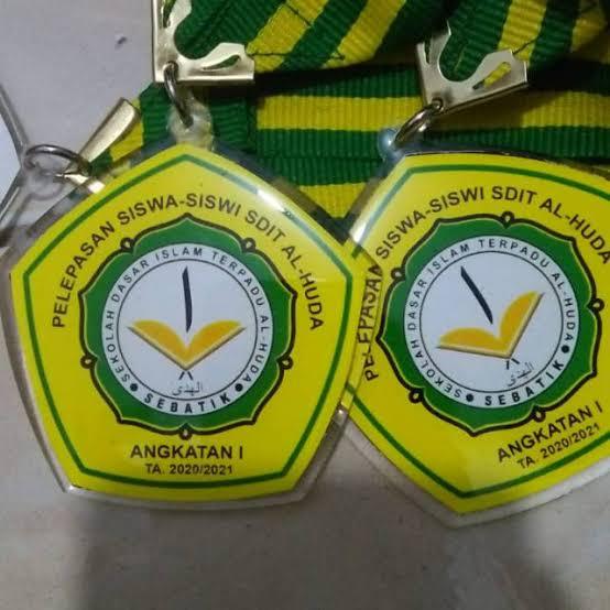 Medali Wisuda Resin Custom | Medali Perpisahan Akrilik | Medali ...