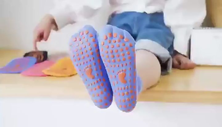 CEEKEY ถุงเท้าชั้นเด็กแทรมโพลีนในร่มถุงเท้าซิลิโคนกันลื่นสำหรับเด็ก ...
