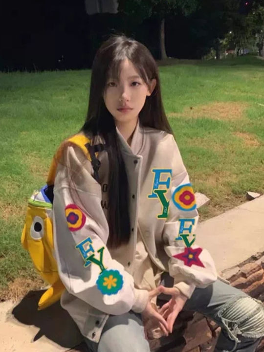 A chock ชุดเบสบอลสไตล์เพรพพี้สีรุ้งสไตล์อเมริกันสีเบจเสื้อโค้ทคู่รักผ้า ...