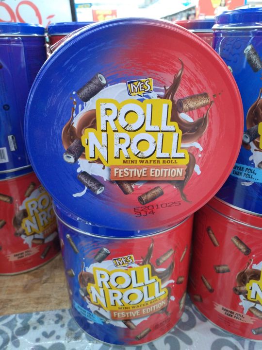 Iyes Roll 'n Roll 150gr-Mini Wafer Roll-Festive Edition-Astor Kaleng ...