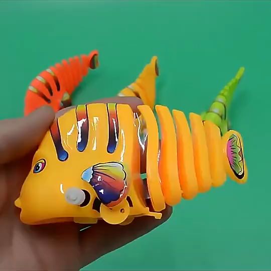 Plastic Wind up Toys Wiggle Fish Toys Clockwork Swinging Cartoon Fish ...