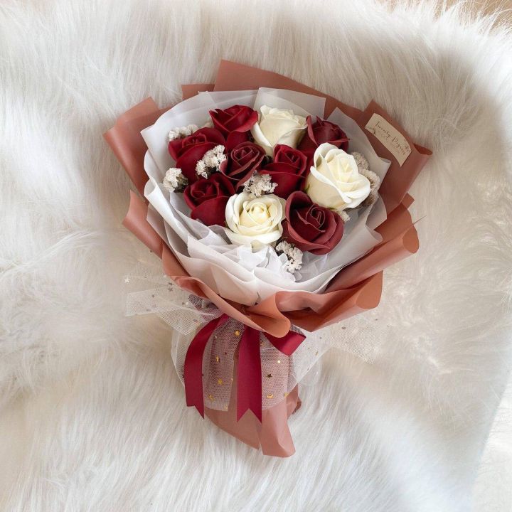 10 stalk roses 7r 3w with baby breath . Gift . Present . Suprais ...