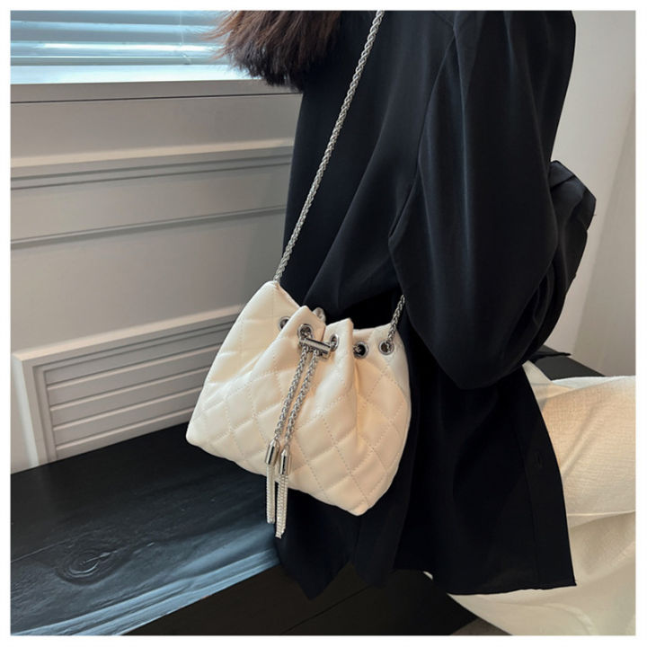 Bag Satisfaction Women's bag diamond lattice chain bag new high-end sense niche draw bucket bag ...