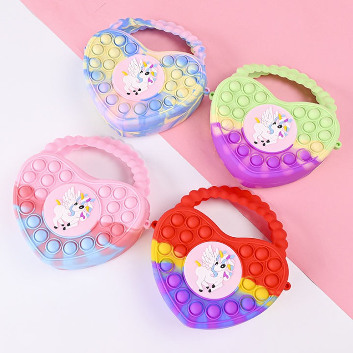 Những đứa trẻ dễ thương đeo túi Silicone tim chứa đầy màu sắc cho trẻ ...
