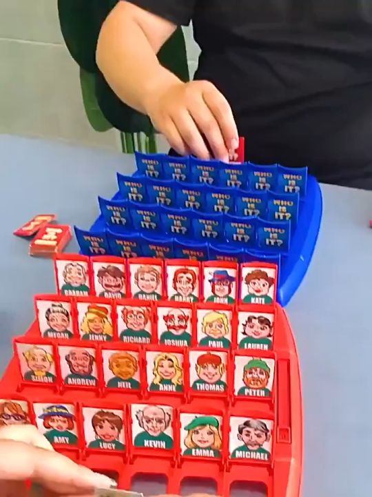 【WHO IS IT】Board Game Funny Family Guessing Classic Table Game Children ...