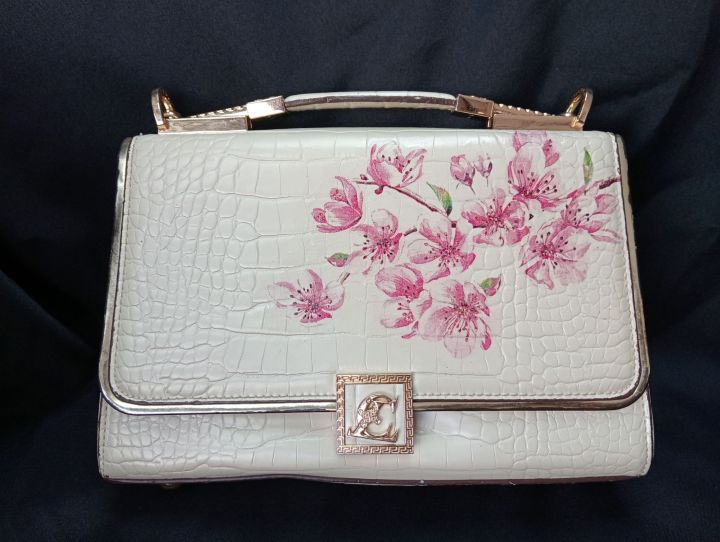 กระเป๋าหนังจระเข้แบรนด์Louis Cardyสีครีมลายดอกซากุระสีชมพู งานแฮนด์เมด ...