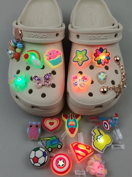 เข็มขัดประดับ Crocs LED สำหรับเด็ก รองเท้าส้นแบนแบบสั้นที่ระบายอากาศได้ ...