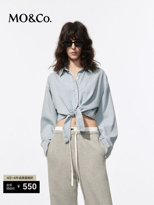 เสื้อเชิ้ตยีนส์คอปกตั้งแขนยาวหลวมๆ ผ้าฝ้ายผสมไหม MoCo สำหรับผู้หญิง ฤดูร้อน 2024 สีน้ำเงิน ทรง ...