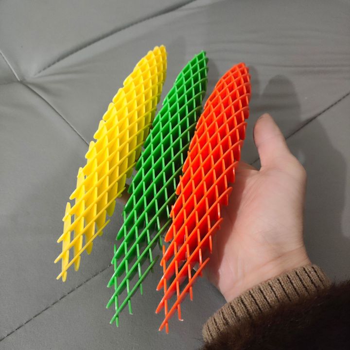 Play with the elastic net, rebound and deform the plastic shrapnel ...