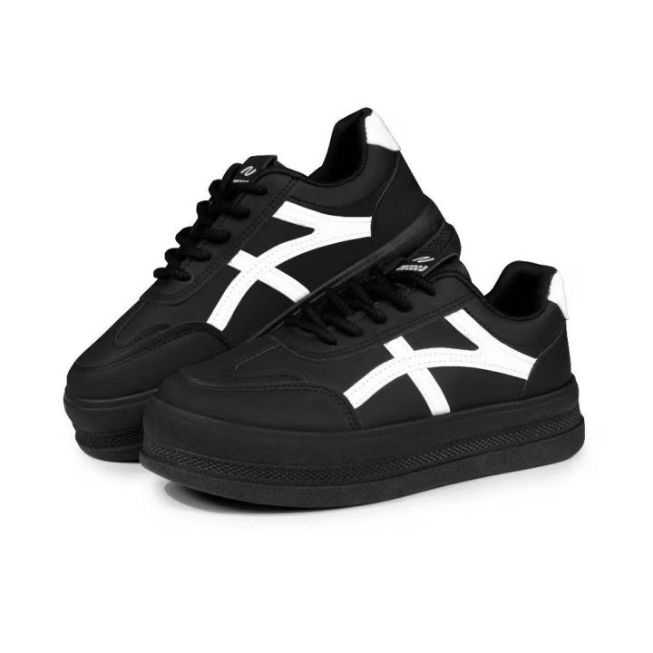 Sepatu Sneakers Casual Wanita Hitam Putih Bertali Sepatu Trendy ...
