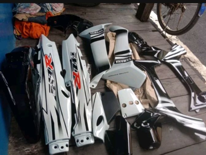 bodi full set body halus motor Yamaha fiz r custom warna hitam putih ...