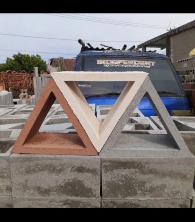 roster beton minimalis Motif segitiga lubang angin hiasan dinding ...