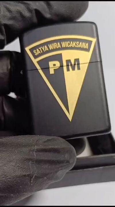 korek api zippo warna black dop satu suara Sudah termasuk box terdapat ...