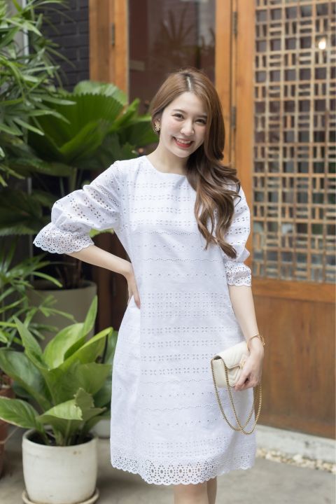 เดรสลูกไม้คอตตอน คอกลม เจาะคอหลังจั๊มแขน ใส่ยางยืดมีกระเป๋า 2 ข้าง มี ...