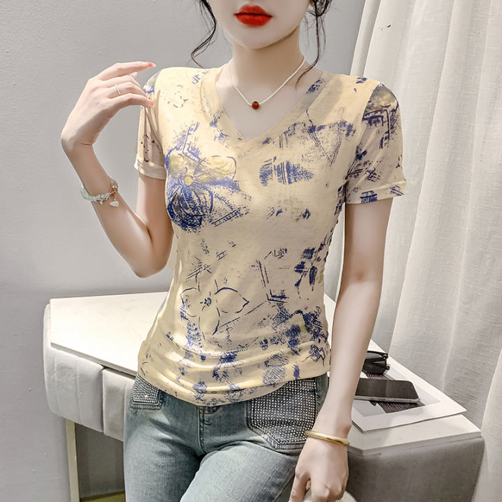 HZM 2024เข้ารูปพอดีฤดูร้อนแฟชั่นผอมด้านบนผ้าโปร่งเสื้อยืดคอวีแขนสั้นพิมพ์ลาย | Lazada.co.th