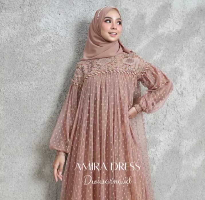 Gaun muslim mewah dengan balutan payet di dada dan ditangan cocok untuk ...