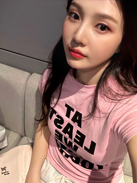 เสื้อยืดแขนสั้นทรงสลิมฟิตพิมพ์ลายตัวอักษรแบรนด์เล็ก Joy Youhee สำหรับ ...