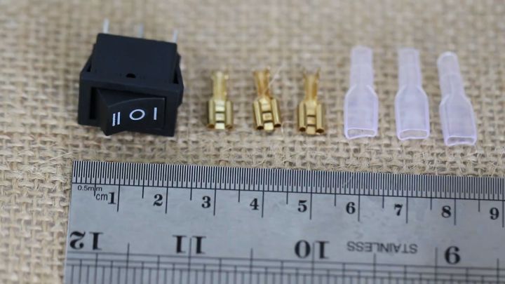 Saklar Rocker Switch ON OFF ON 3 Kaki dengan Skun dan karet | Lazada ...