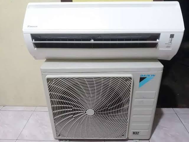 AC Split 2 PK Daikin Malaysia R32 ( Second ) | Lazada Indonesia