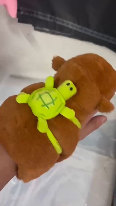 【Free-sun】COD Capybara ตุ๊กตาคาปิบาร่าน่ารัก สร้อยข้อมือ กระเป๋าเป้เต่า ตุ๊กตานุ่มนิ่ม ขนาด20ซม ...