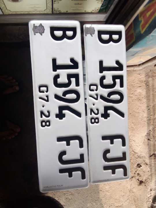 PLAT MOBIL SEPASANG DEPAN BELAKANG WARNA PUTIH DAN HITAM ADA LOGO ...