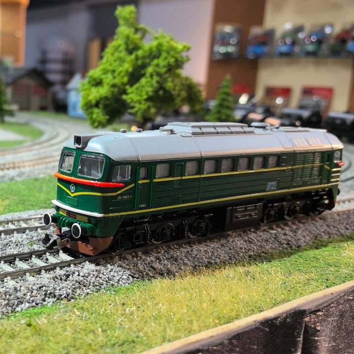 HO Scale 1:87 Russian M62 Diesel and Chinese's Green Carriage Train ...