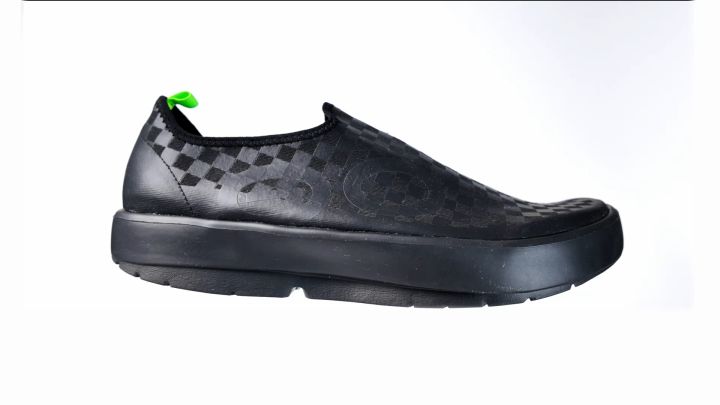 OOFOS OOMG MEN'S EEZEE SHOE - BLACK CHECKERBOARD - รองเท้าแตะเพื่อ ...