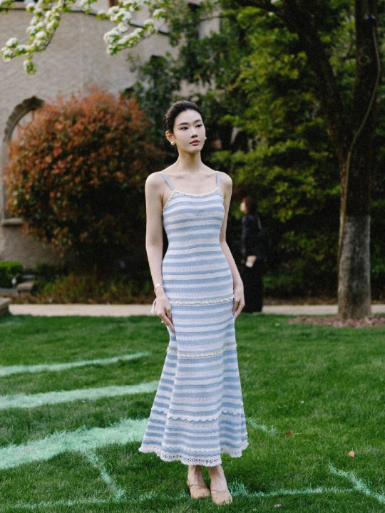 ชุดเดรสยาวลายทางถักแขนกุดสำหรับวันหยุดฤดูร้อนชายหาด Maxine Yang Caiyu ...