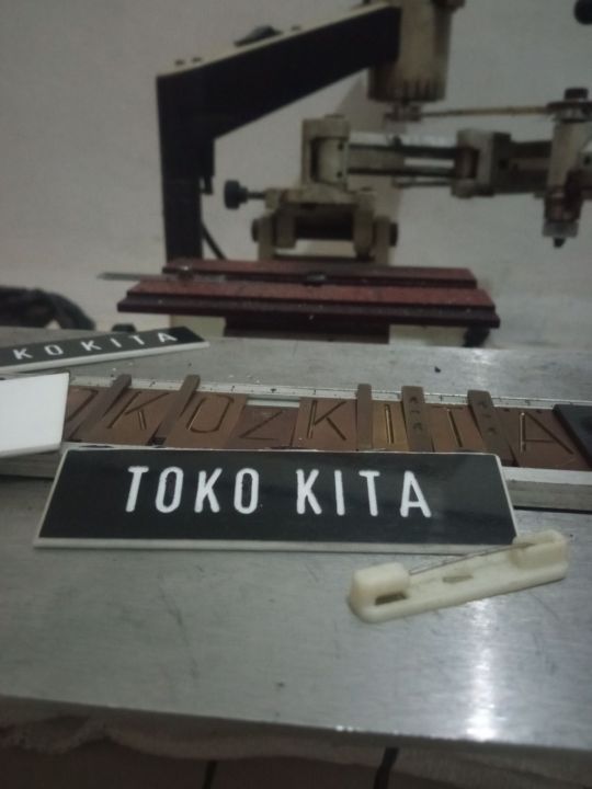 Papan Nama Grafir Name Tag Dada Grafir Magnet | Lazada Indonesia