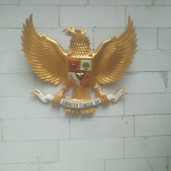 Garuda Pancasila lambang negara Indonesia berukuran tinggi 60 cm. lebar ...