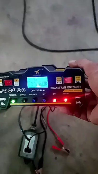 เครื่องชาร์จbattery เครื่องชาตแบตเตอรี่รถยนต์12v24ชาร์จแบตเตอรี่ 220W ชาร์จเต็มใน5นาที ตู้ชาตแบต ...