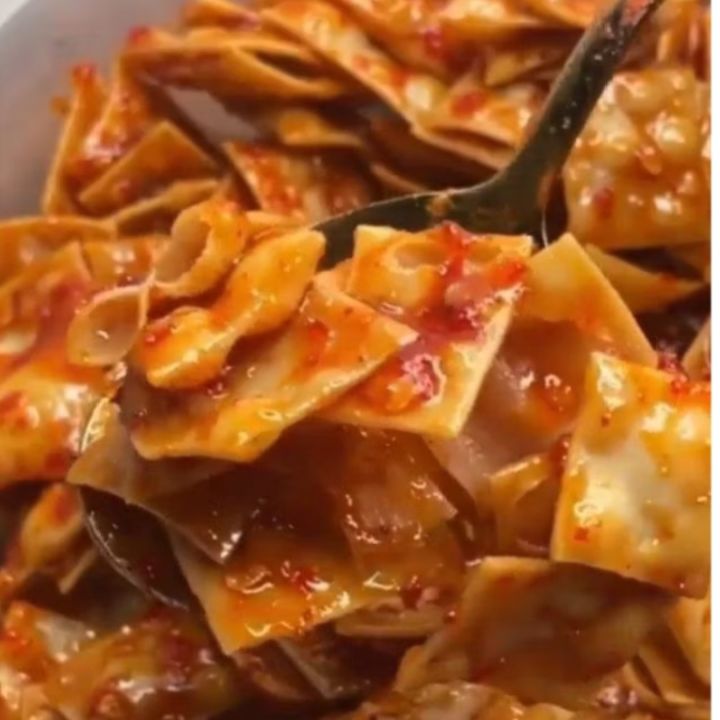 Kripik pangsit Chili oil pedas renyah pelengkap lauk makanan lezat siap ...