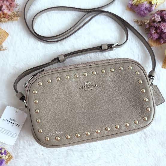กระเป๋าสะพาย COACH ของแท้ มือ 1 หนังแท้ หนังนิ่มสวย ประดับหมุด ช่องซิป ...