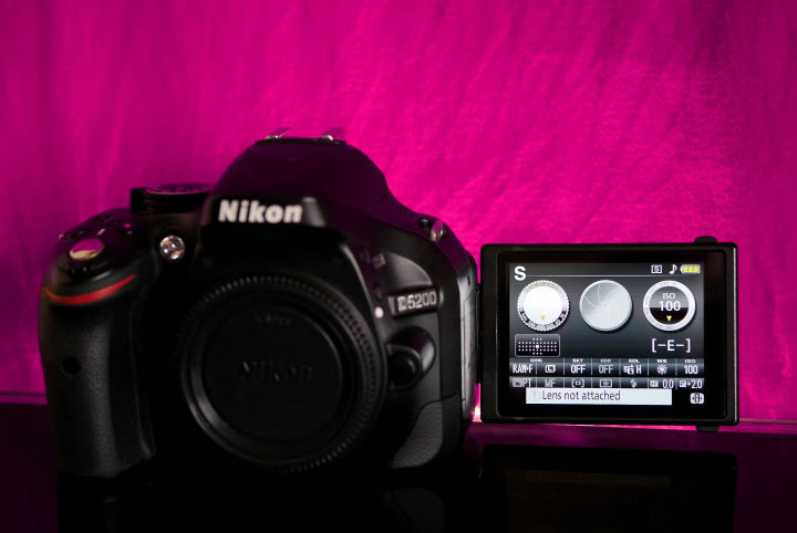 ตัวกล้อง Nikon D5200 มาพร้อมกับเซ็นเซอร์รูปแบบ DX ความละเอียด 24.1MP ช่วงความไวแสงตั้งแต่ ISO ...