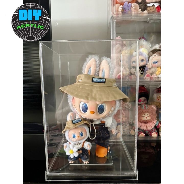 กล่องใส่ Labubu รุ่นสูง 38 cm.มีฐานให้เลือก 4 สี ขนาด 28x22 สูง 40 cm ...