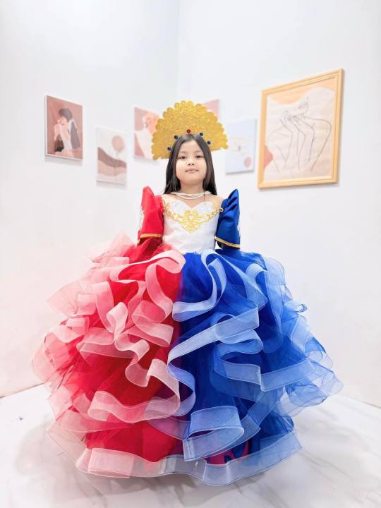 Dress with a large frill with a crown and a stylish frill for children ...