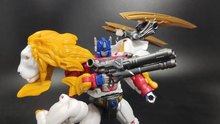 BDT Studio Transformers Heritage Evolution White Lion Optimus Prime ...