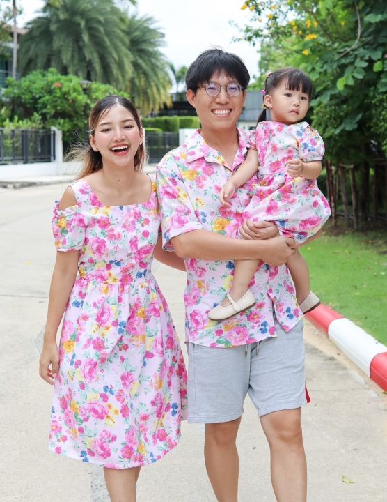 ชุดครอบครัว ชุดเดรส Candy Pink Flower สีชมพู เดรสทรงน่ารัก เปิดไหล่ แขน ...