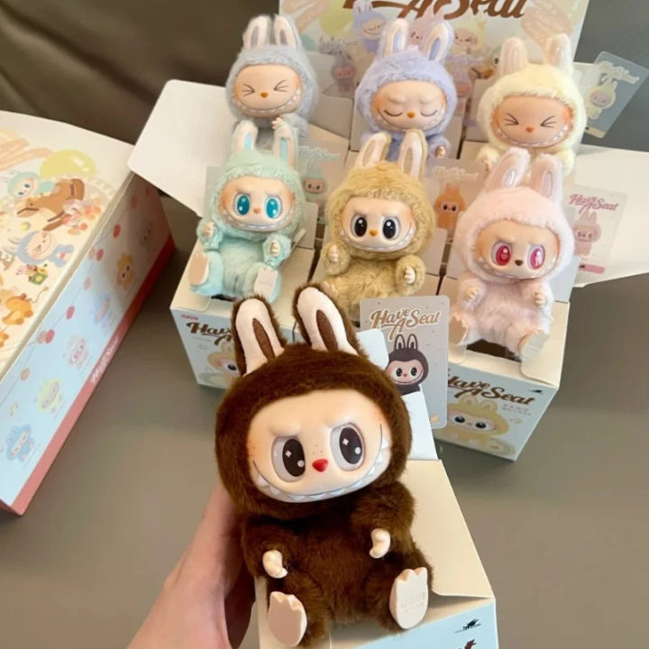 Asli Macaron Labubu angka generasi kedua Labubu duduk dan makan parti ...