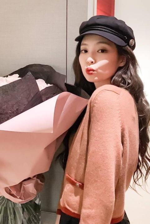 Blackpink jennie Kim Jennie with the same black hat beret autumn and ...
