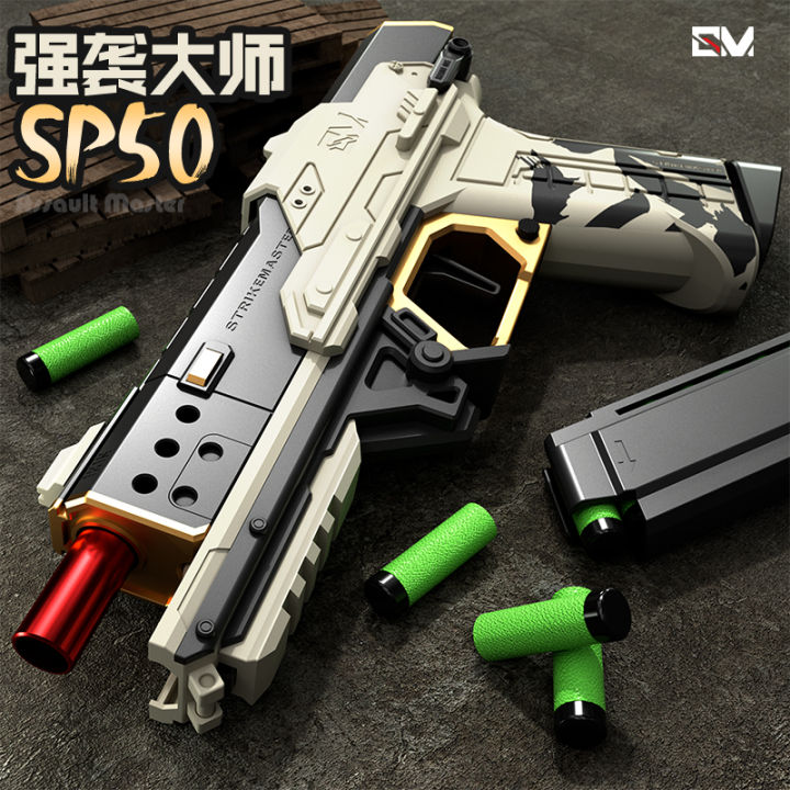 Attacking master Sp50 soft bullet gun launcher, the boy manually loaded ...