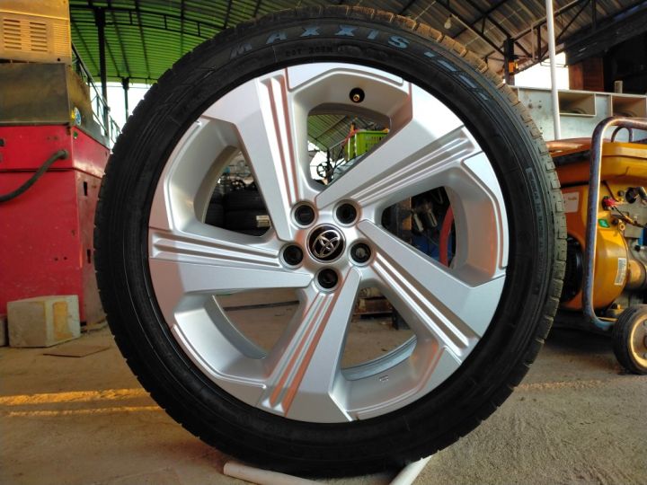 แม็กโตโยต้า ขอบ17 พร้อมยางmaxxis 215 50 17 ปี22 ใส่altis เซียนต้า ...