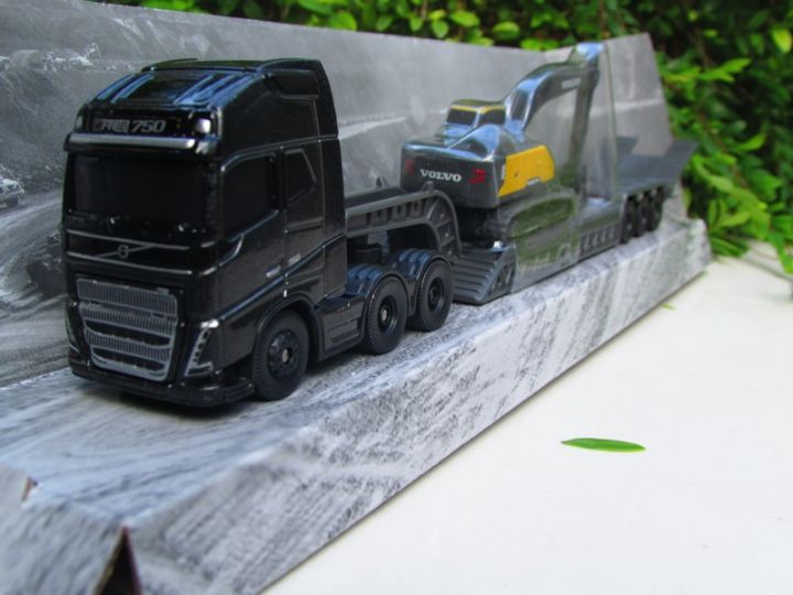 Maisto (7cm) Volvo FH16 Trailer Truck With Volvo EC220E Excavator Mini ...
